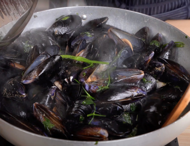 Italian Pasta with Mussels (and Tomatoes) | Authentic Recipe