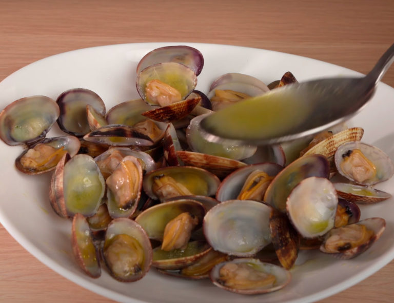 Italian Spaghetti with Clam Sauce - Authentic Recipe!