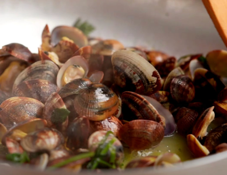 Italian Spaghetti with Clam Sauce - Authentic Recipe!